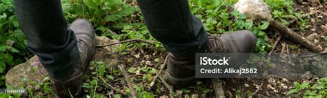 숲 경로에 남자 등산객의 보기를 닫습니다 탐험가 여행 야외 활동 캐주얼 복장 자연과의 연결 가을에 대한 스톡 사진 및 기타 이미지 Istock