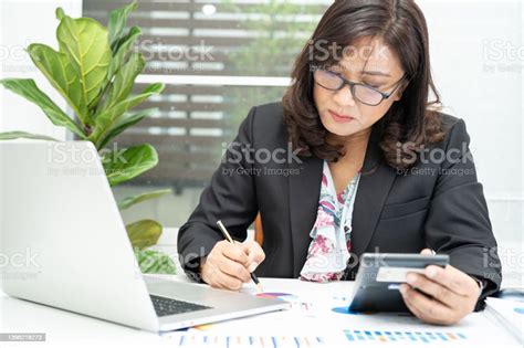 현대 사무실 재무 및 비즈니스 개념에서 차트 그래프 및 계산기로 재무 보고서 프로젝트 회계를 작업하고 분석하는 아시아 회계사 경제에 대한 스톡 사진 및 기타 이미지 Istock