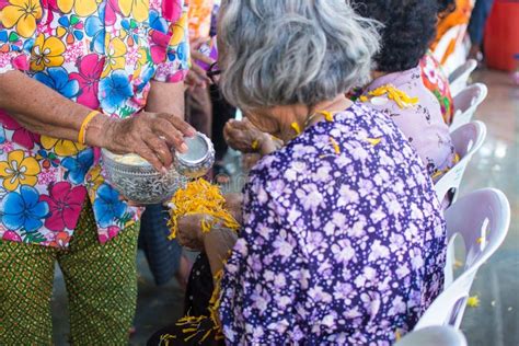 Agua Que Vierte A Las Personas Mayores En La Tradici N Del Festival De