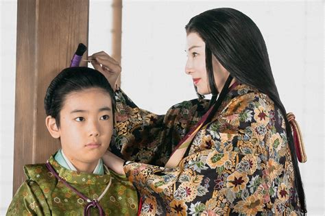 大河ドラマ「どうする家康」第44話。豊臣秀頼（鳥羽涼太）の背丈を測る茶々（北川景子）（c）nhk ― スポニチ Sponichi Annex 芸能