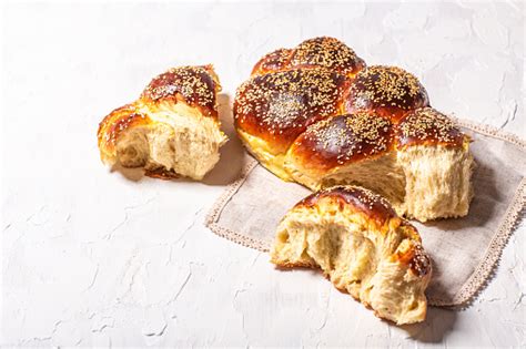 동양 요리의 개념 국립 이스라엘 축제 유대인 Challah 빵 계란 효모 반죽으로 만든 텍스트 배너 메뉴 레시피 장소 배경
