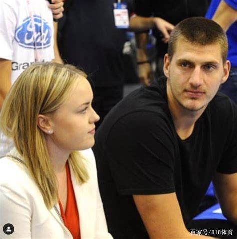 25岁约基奇和女友家乡大婚 16岁早恋修成正果 2米13大汉西装显瘦 娜塔莉亚