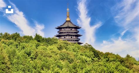 昼間は青空の下、緑の木々に囲まれた茶色と緑の寺院の写真 Unsplashの無料雷峰タワー写真
