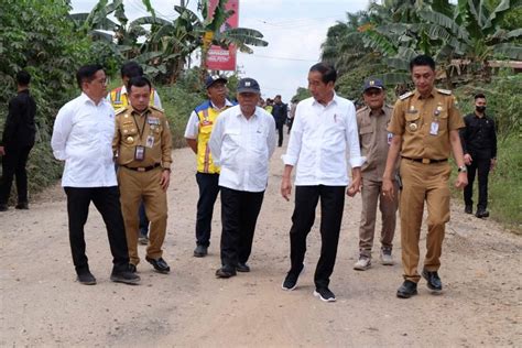 Foto Jokowi Sebut Dari 1 000 Kilometer Jalan Di Jambi 250 Km Di