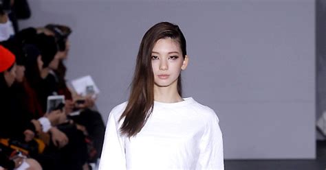 97년생 모델 김진경 놀랄수밖에 없는 아찔 몸매 허리 몇인치야