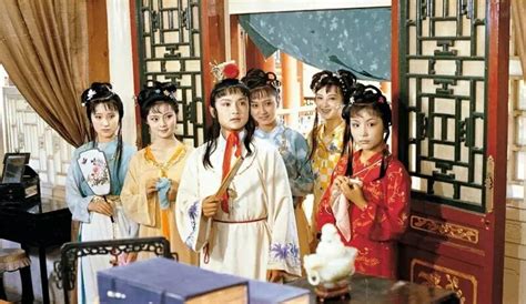 87版红楼梦精美的剧照，图二，史湘云醉卧芍药茵，导演在一旁讲戏史湘云芍药导演新浪新闻