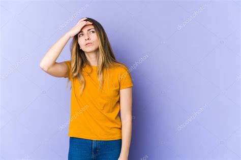 Joven Mujer Caucásica Aislada Sobre Fondo Púrpura Tocando Las Sienes Y