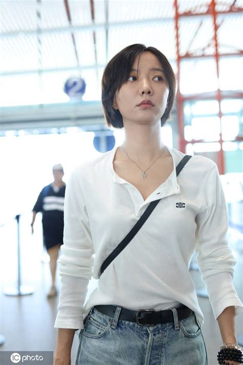 王珞丹现身北京机场 白色上衣搭配牛仔中裤休闲简单