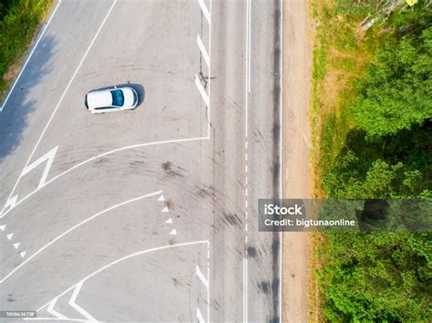 자동차와 고속도로의 공중 전망입니다 국가 이동 하는 자동차의 공중 전망 지나가는 자동차 공중도 비행 하는 공중 보기 위에서 무인 항공기와 함께 캡처됩니다 부드러운 조명