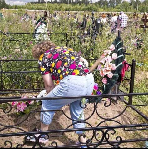 Задушница наближава и на починалия близък няма да му хареса ако донесете тези цветя на гроба му