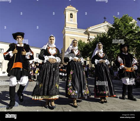 Persone Che Indossano Il Costume Sardo Tradizionale Alla Festa