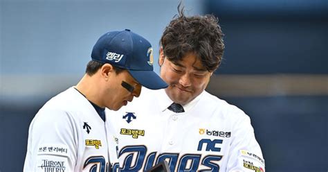 선수단 선물 반지 낀 박석민 코치 [사진]