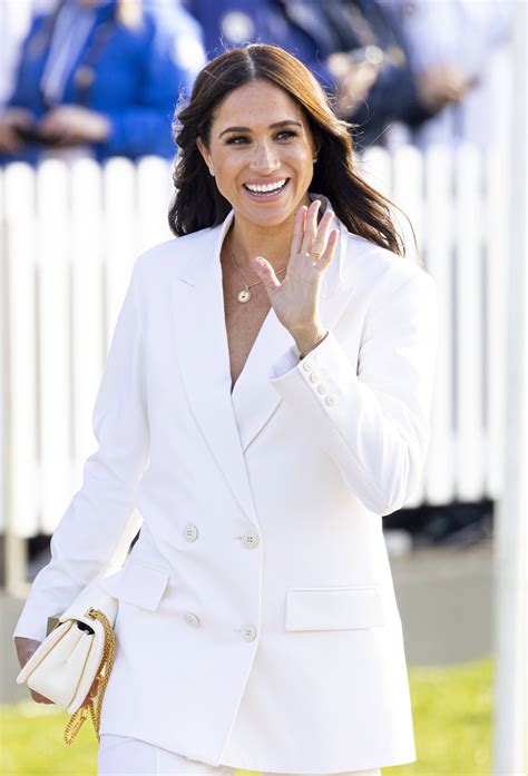 哈里王子夫妇合体 梅根穿纯白套装秀硕大婚戒 搜狐大视野 搜狐新闻