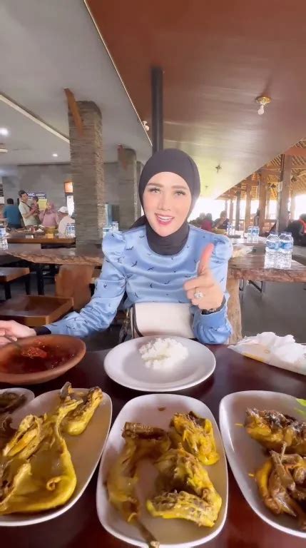 Turns Out Mulan Jameela Loves It Here Are 7 Pictures Of Her Eating Stinky Beans While Looking