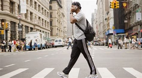 Major Us City Bans Smartphone Use By Pedestrians While Crossing The