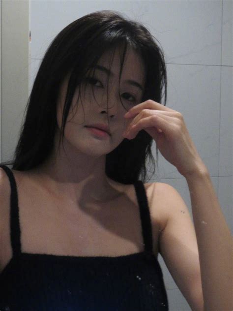 白鹿晒浴室湿发照纯欲十足 穿黑色吊带性感随性 搜狐大视野 搜狐新闻