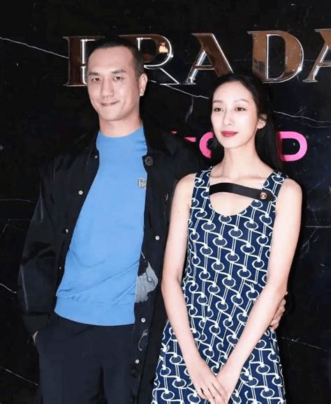 黄觉罕见携妻子亮相，吊带裙加了根“黑皮条”，却意外显得很新潮 孟甜甜女性印花