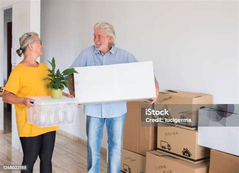 새로운 빈 아파트에 들어가는 움직이는 상자를 들고 있는 시니어 해피 커플 활동적인 노인의 개념과 은퇴한 것처럼 새로운 시작 노인 커플에 대한 스톡 사진 및 기타 이미지