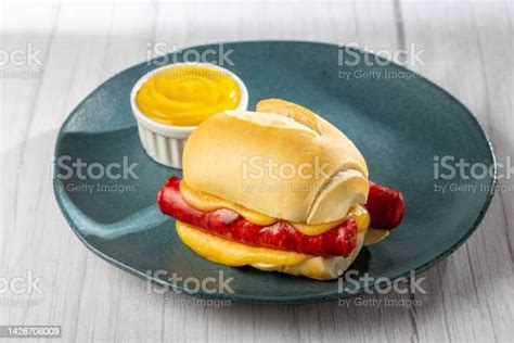 とろけるチーズのソーセージサンドイッチ おやつのストックフォトや画像を多数ご用意 おやつ カラー画像 ソーセージ Istock