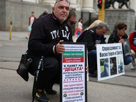 ПРОТЕСТНО ШЕСТВИЕ Родители на деца убити на пътя настояват за спешни