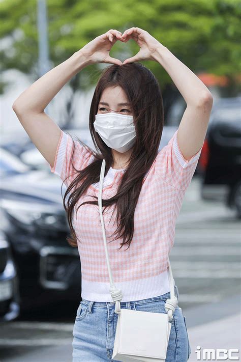 움짤 브레이브걸스 유정 꼬북좌 롤린 댄스