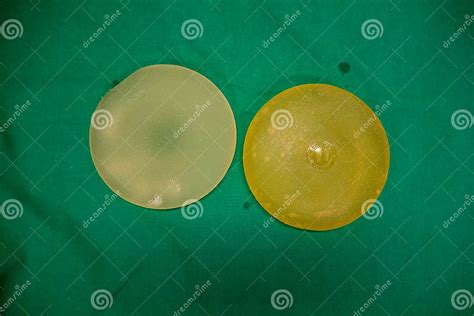 2 Implantes De Senos De Silicona Limpios Explicados Yacen Sobre Un