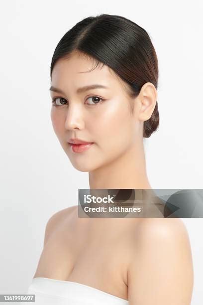 흰색 배경에 깨끗한 신선한 피부를 가진 아름다운 젊은 아시아 여성 얼굴 관리 얼굴 치료 화장품 아름다움과 스파 아시아 여성