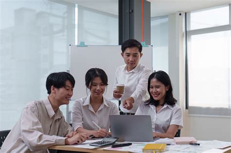 전문 사업가와 리더십 팀워크 및 기업의 마케팅 전략 계획 4 명에 대한 스톡 사진 및 기타 이미지 4 명 결심 결정