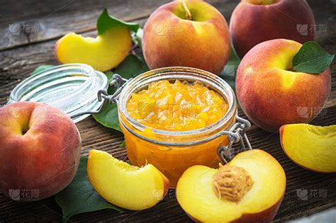 桃子酱和新鲜的桃子在木制的背景