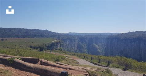 언덕과 나무가있는 풍경 사진 Unsplash의 무료 이미지