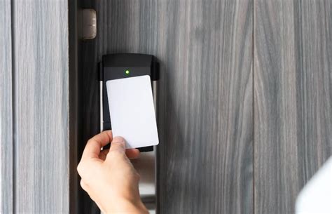 Alasan Kunci Kamar Hotel Menggunakan Kartu Fortress Smart Lock