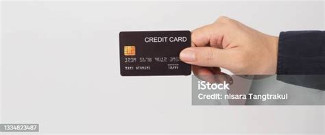 손은 흰색 배경에 고립 된 검은 신용 카드를 들고있다 아시아 남자 손 셔츠에 대한 스톡 사진 및 기타 이미지 셔츠 손