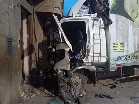 Dos Personas Heridas De Gravedad Tras Impactar Camión Contra Vivienda