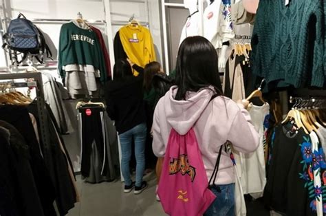 Net封館贈50萬券！高中妹穿「哥哥舊衣」15年 首挑「粉洋裝」笑哭 Ettoday生活新聞 Ettoday新聞雲