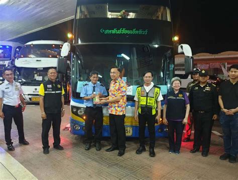 เผยเหตุท่อไอเสียรั่วทำผู้โดยสาร 5 รายในรถตู้เวียนศีรษะ อาเจียน แนะขนส่ง