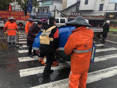 老人倒地扶不扶？民泰特保告诉你答案！ 浙江民泰星桥市容项目搀扶倒地老婆婆 公司新闻 上海宗保保安服务有限公司 城市保安综合服务提供商