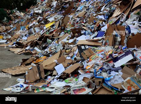 Altpapier für Recycling auf einer Deponie Waste paper for recycling in a landfill Stock Photo