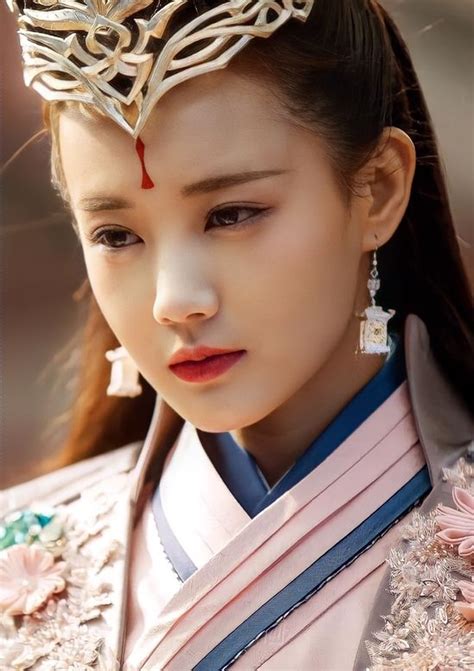 Pin På Li Yi Tong 李一桐