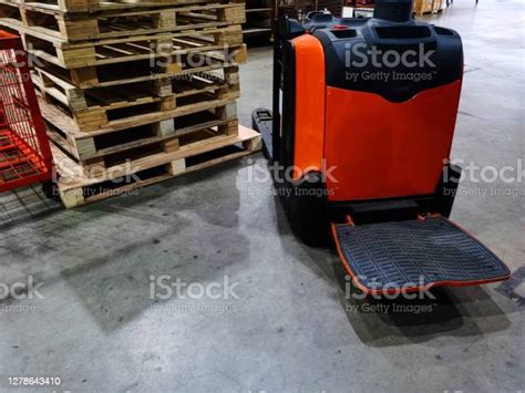컨테이너 트럭에서 화물 물류 운송 산업 배달창고화물 보관소에 선적 선적 에 지게차 판지 상자 상품을 운전 하는 노동자 0명에 대한 스톡 사진 및 기타 이미지 Istock