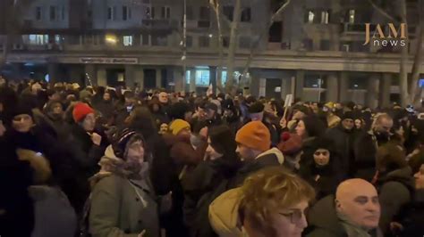 საზოგადოებრივ მაუწყებელთან აქციის მონაწილეებმა გზა გადაკეტეს Jamnews ქართულად Youtube