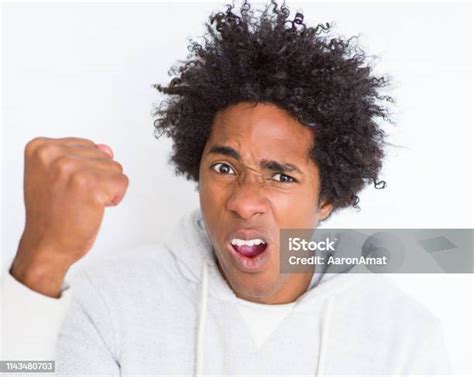 흰색 고립 된 배경 짜증을 통해 아프리카계 미국인 남자 화가 분노와 소리를 외치는 미친과 소리 손을 들고 분노 개념 감정에 대한 스톡 사진 및 기타 이미지 Istock