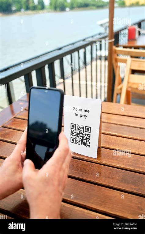 Mains Dun Client Méconnaissable Qui Scanne Un Code Qr Avec Un Smartphone Pour Payer La Facture