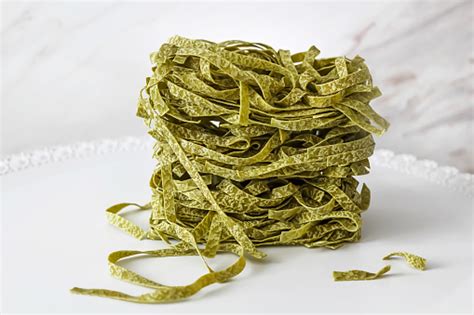 페투치니 파스타 파스타의 가장 인기 있는 유형 중 하나입니다 Tagliatelle 처럼 보인다 요리 재료 선택적 초점