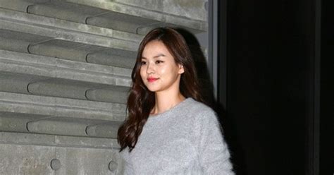 포토 김윤혜 소녀의 가녀린 각선미