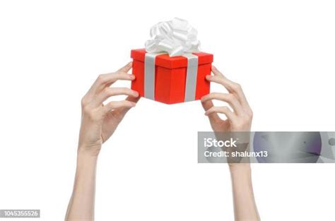 축 하와 선물의 테마 흰색 리본 및 활 스튜디오에서 흰색 배경에 고립 된 가장 아름 다운 선물 빨간색 상자에 포장 하는 선물을