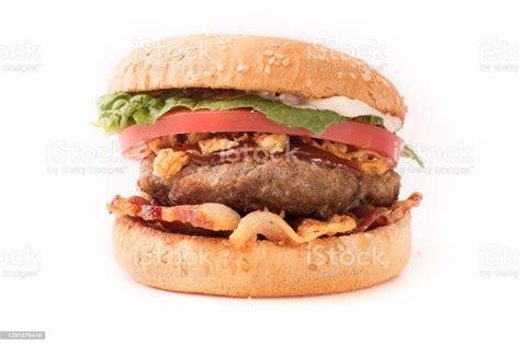 나무 도마에 햄버거를 식욕을 돋우는 피클 양파 체다 치즈 건강하고 맛있는 음식 0명에 대한 스톡 사진 및 기타 이미지 0명