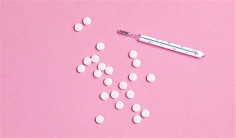 최소한의 의료 정물 분홍색 배경에 온도계와 흰색 알약 맨 위 보기 개념에 대한 스톡 사진 및 기타 이미지 개념 개념과 주제