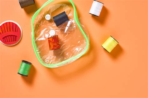 작업장에서 오렌지 재단사 책상에 투명 한 플라스틱 핸드백 근처 흩어져 재 봉 액세서리 세트 텍스트의 공백입니다 맨 위 보기 가방에 대한 스톡 사진 및 기타 이미지 Istock