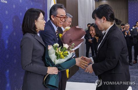 취임 꽃다발 받는 외교부 신임 장차관들 연합뉴스
