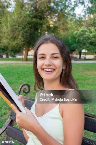 Gadis Brownhair Muda Yang Cantik Sedang Membaca Buku Dan Menikmati Bau
